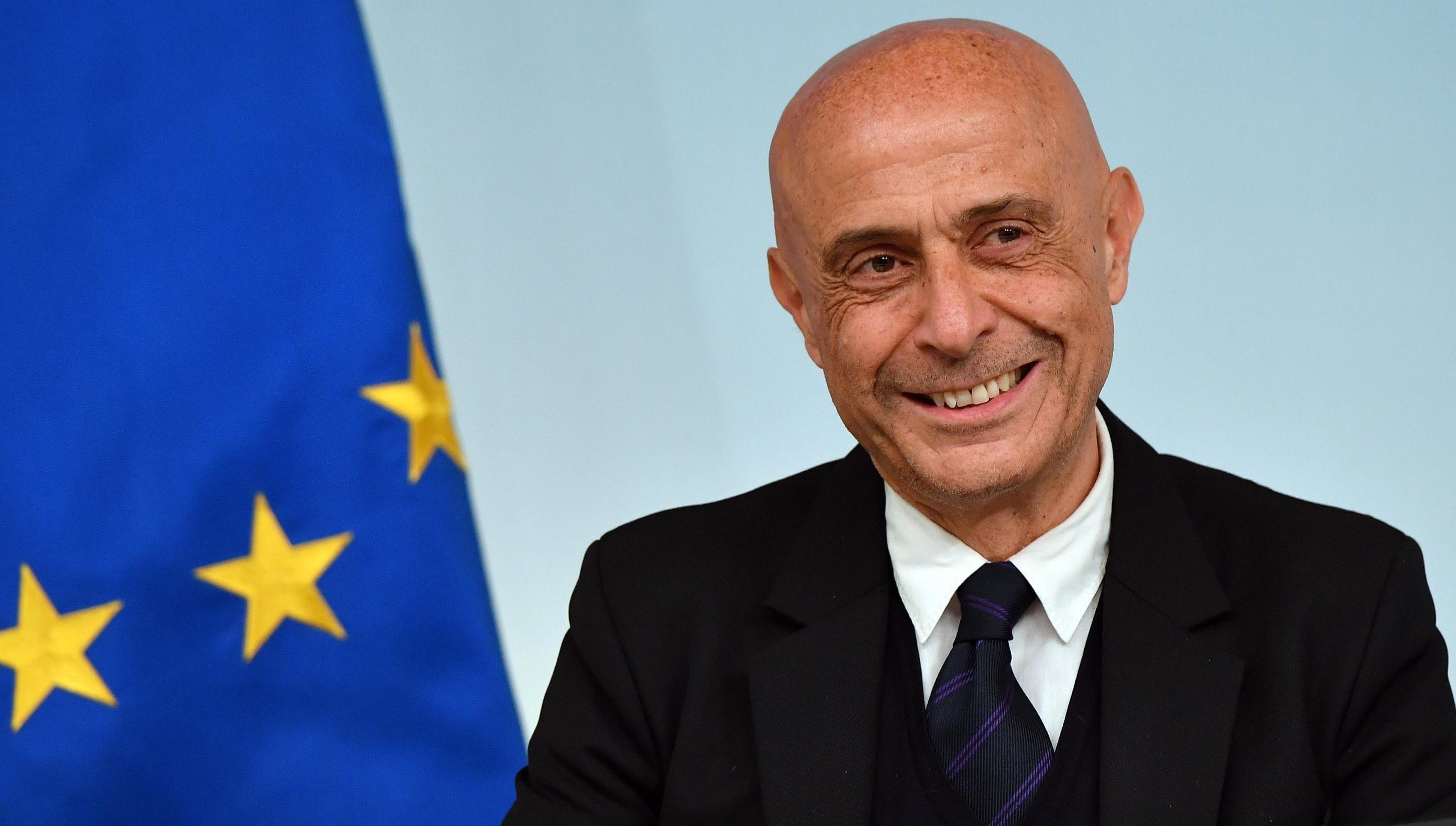 L'ex ministro Minniti parla al Cinema Italia di Vercelli sabato 27 ...
